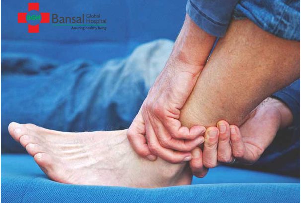 How to provide first aid care in fracture of leg? - Bansal Global Hospital